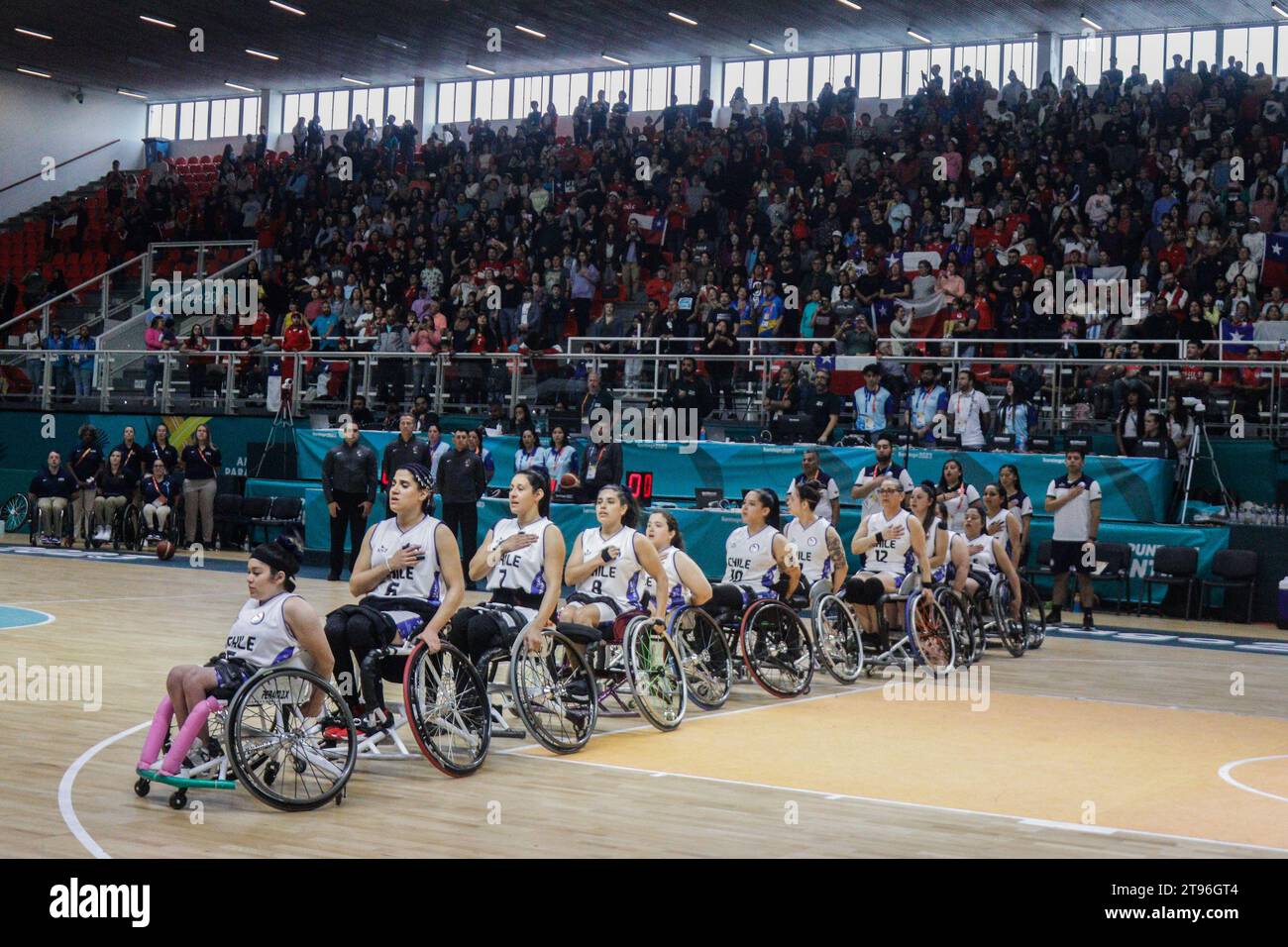 Les joueurs chiliens chantent l'hymne national avant le match de ...