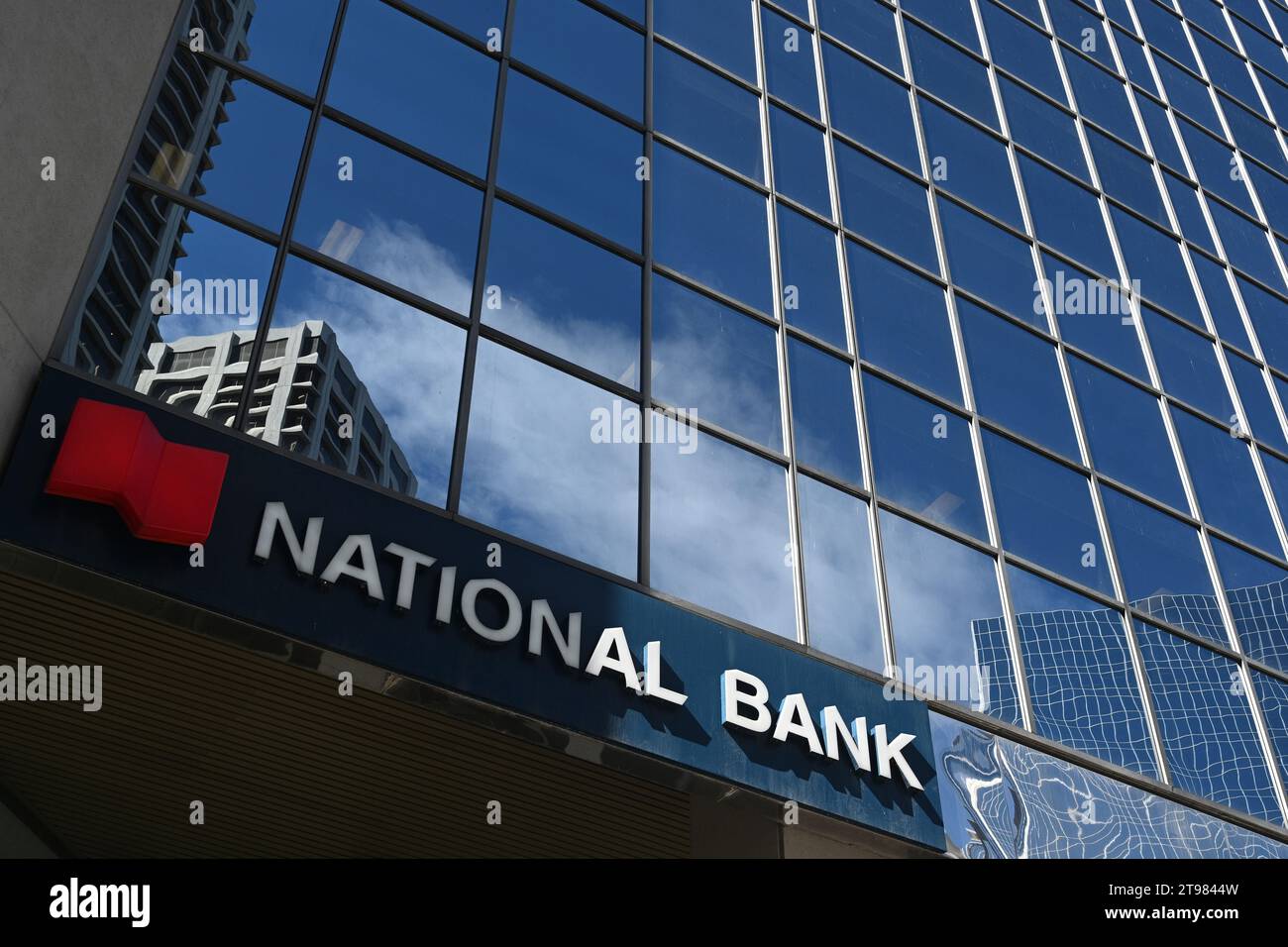 Immeuble avec logo de la banque nationale centre ville Banque de ...