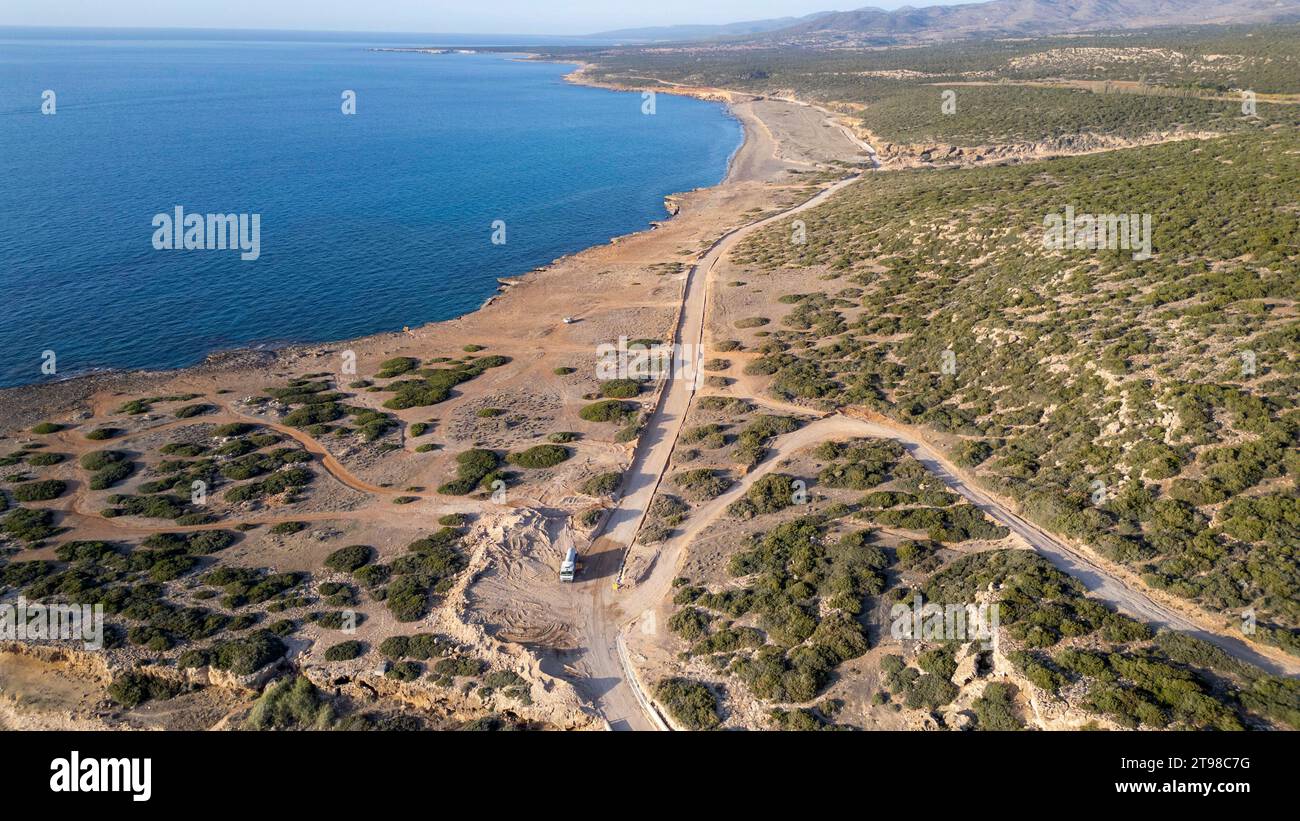 Vue aérienne par drone de la route menant à la péninsule d'Akamas en ...