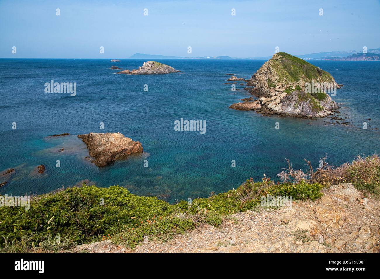 le bord de mer dans la partie ouest de la presquile de Giens appartient ...