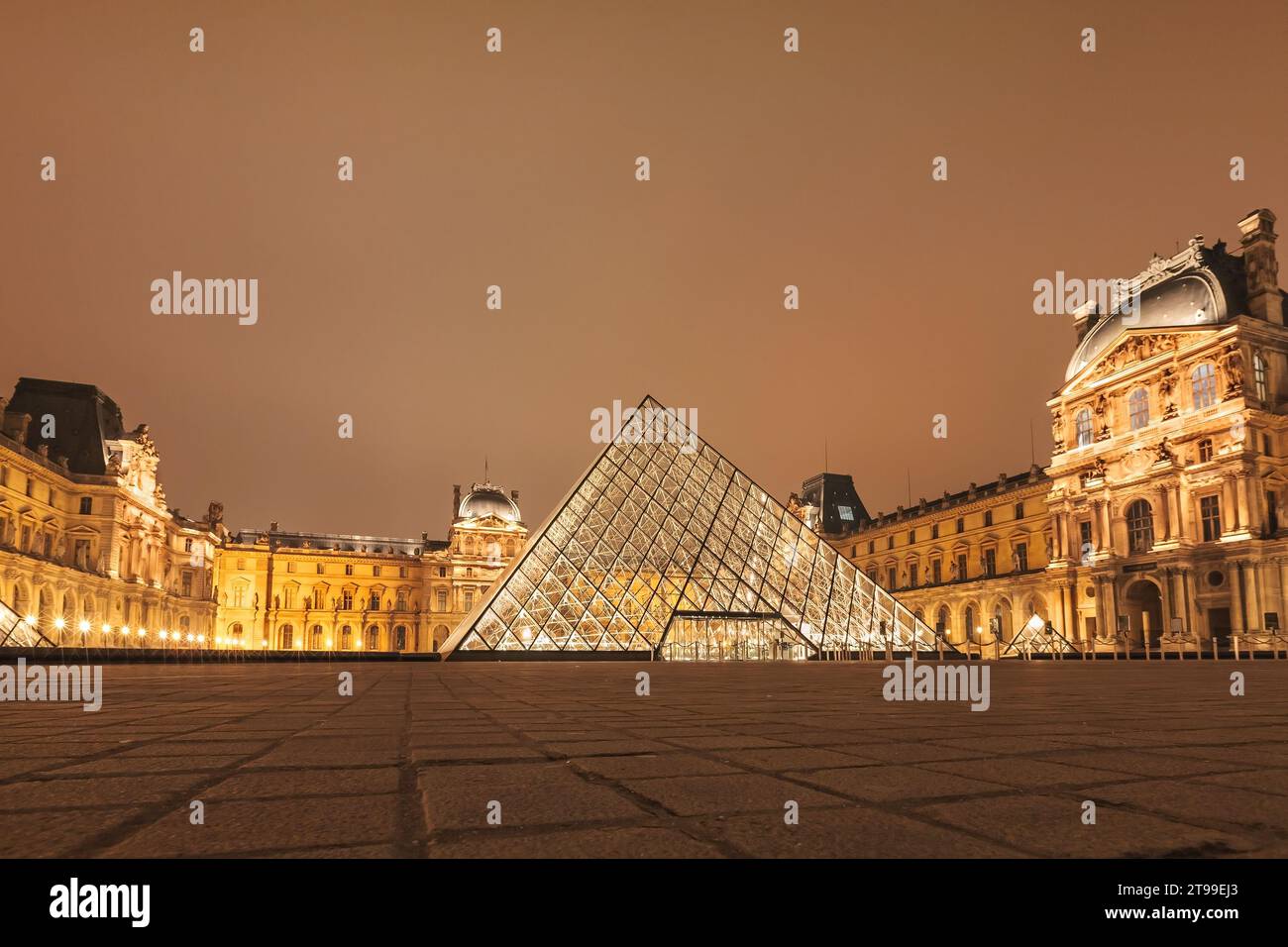 Louvre museum paris exterior Banque de photographies et d’images à ...