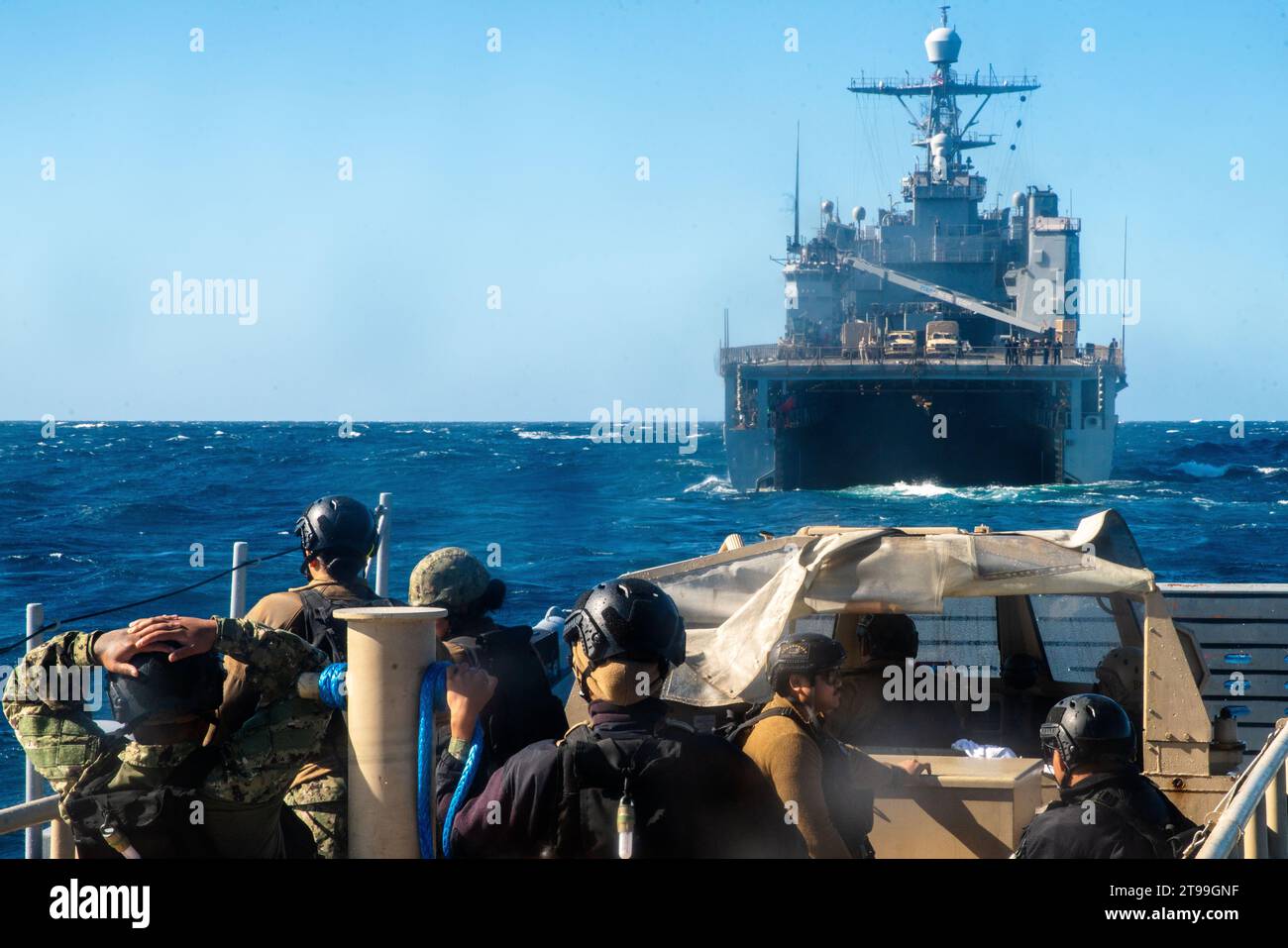 L'US Navy Landing Craft, Utility 1665, attaché à l'Assault Craft Unit 1 ...