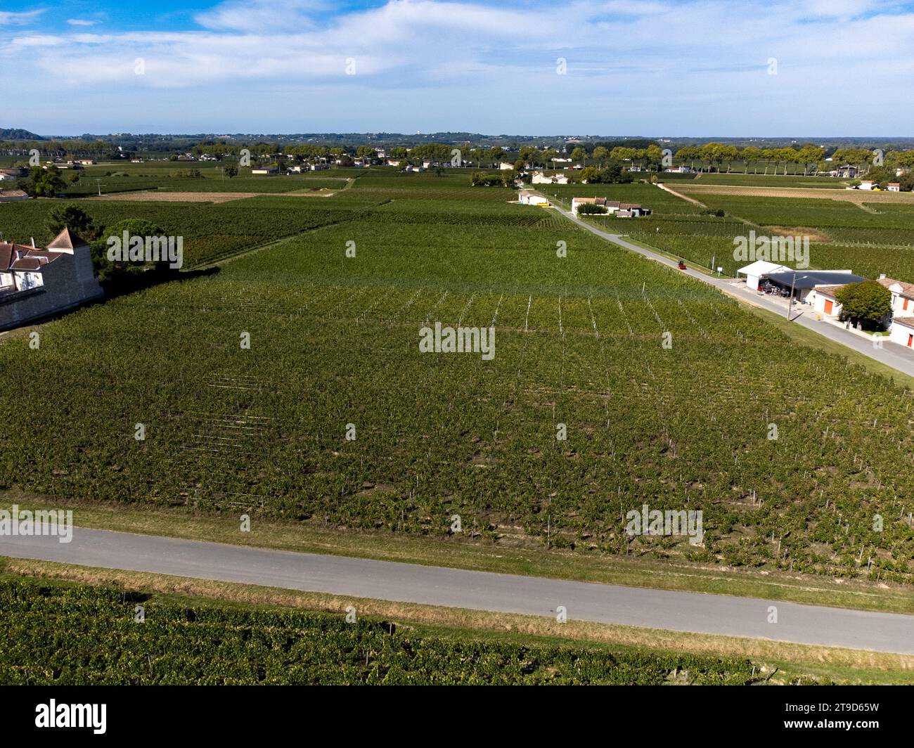 Vue aérienne sur le village de Pomerol, production de vins rouges ...