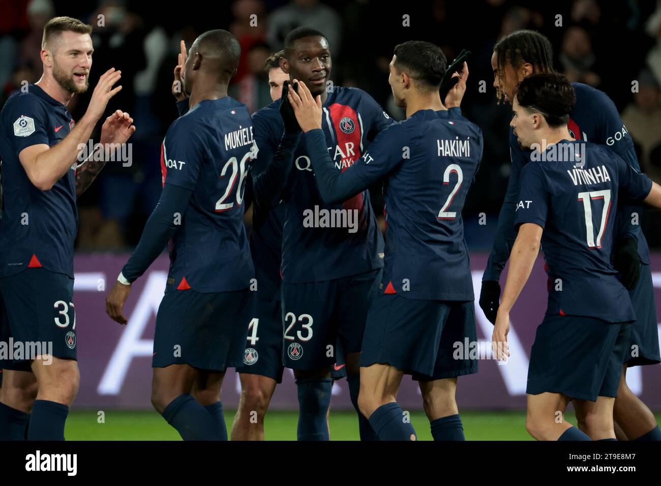 Paris, France. 24 novembre 2023. Randal Kolo Muani du PSG célèbre son but avec ses coéquipiers ...