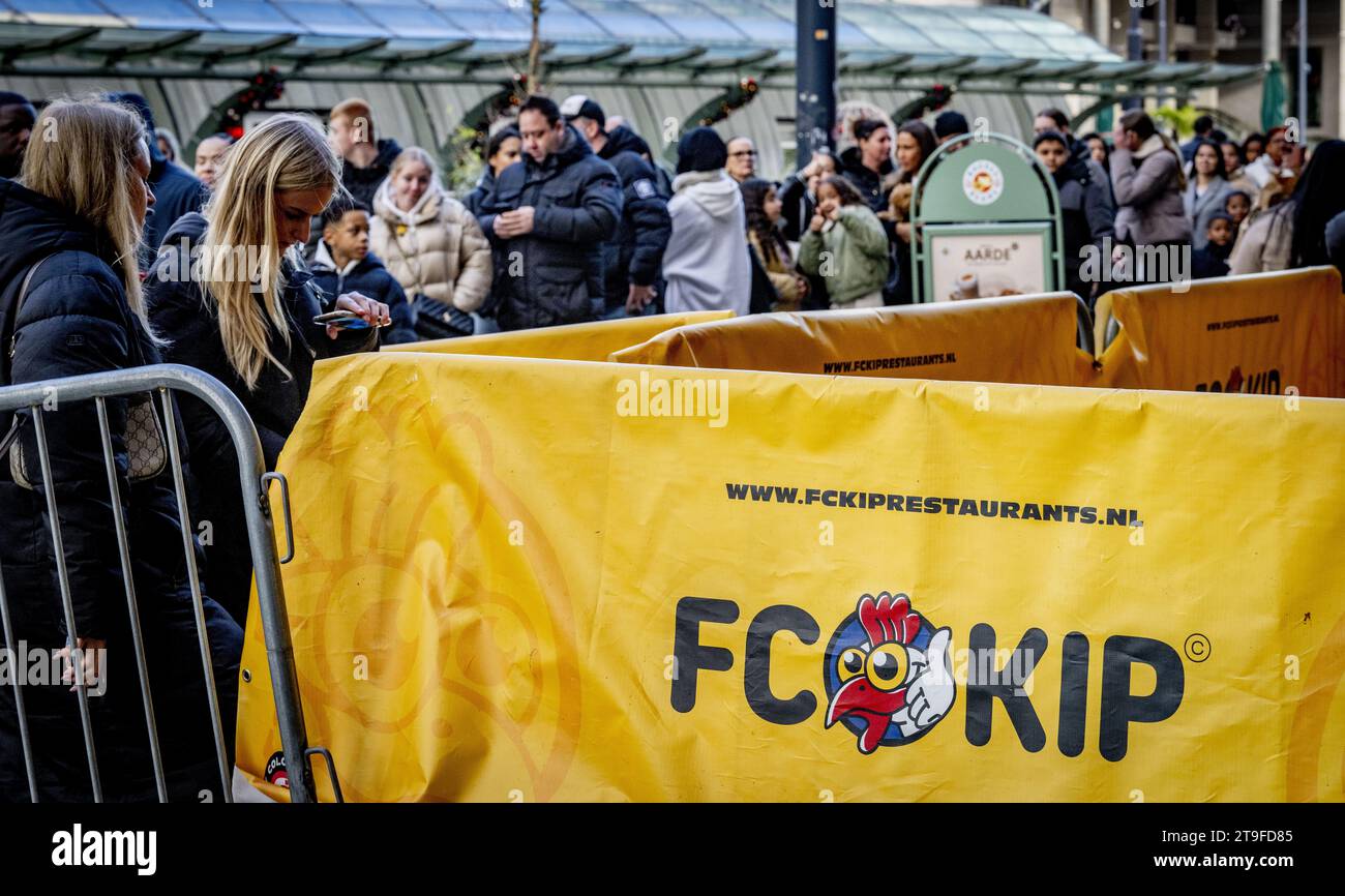 ROTTERDAM - les visiteurs du restaurant FC Kip de Jandino Asporaat font ...