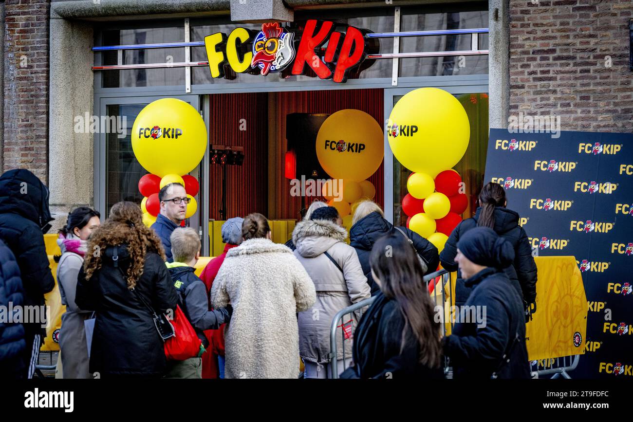 ROTTERDAM - les visiteurs du restaurant FC Kip de Jandino Asporaat font ...