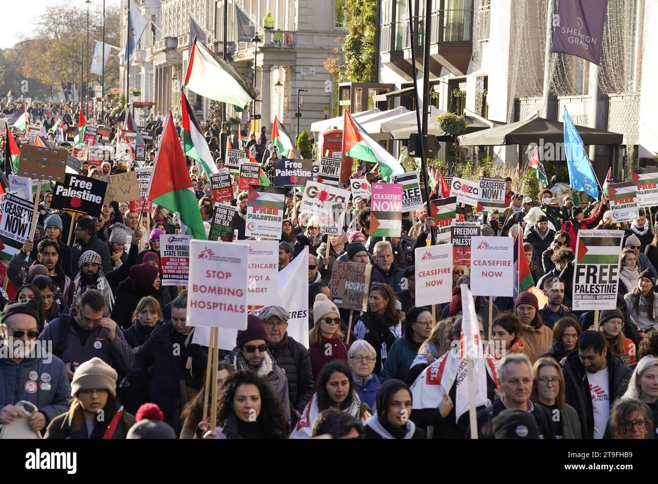 Les gens participent à la Marche nationale pour la Palestine, organisée ...