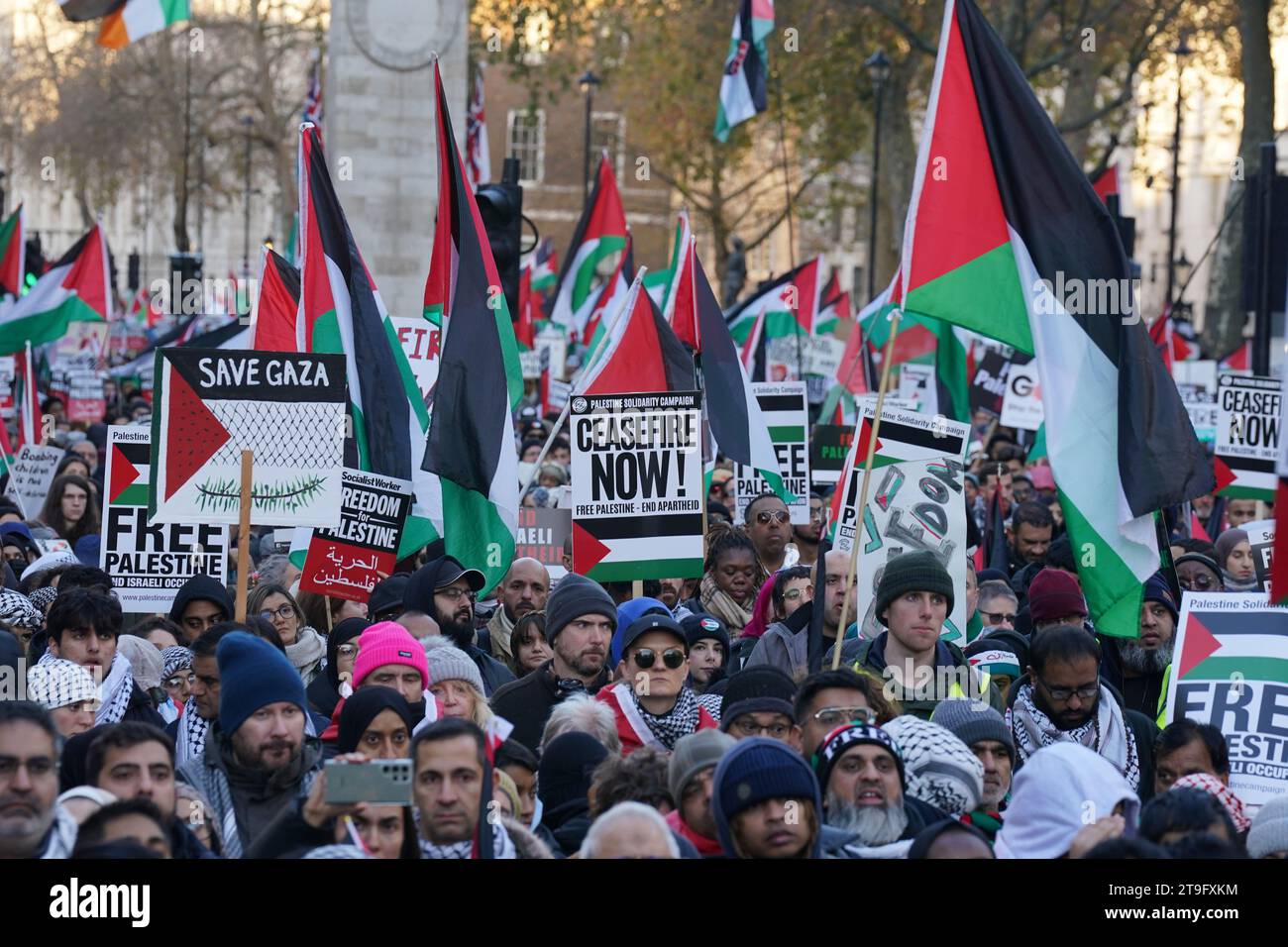 Les gens participent à la Marche nationale pour la Palestine, organisée ...
