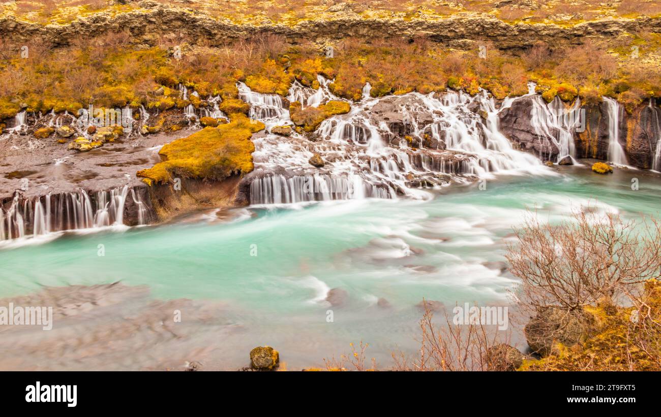 La cascade de Hraunfossar en automne, est une série de cascades formées ...