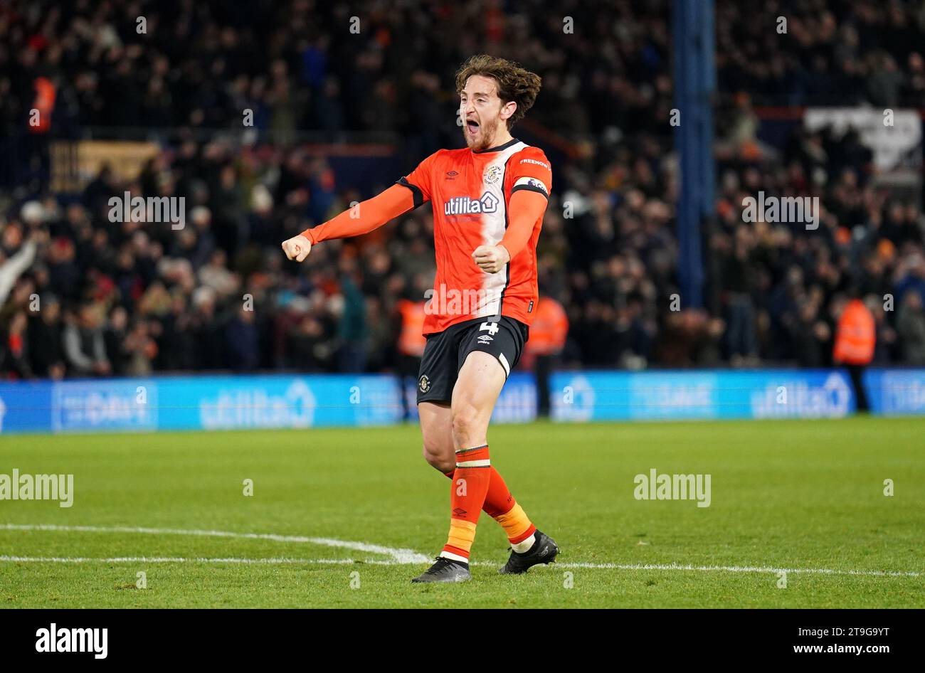 Tom Lockyer de Luton Town célèbre la victoire après le match de Premier ...