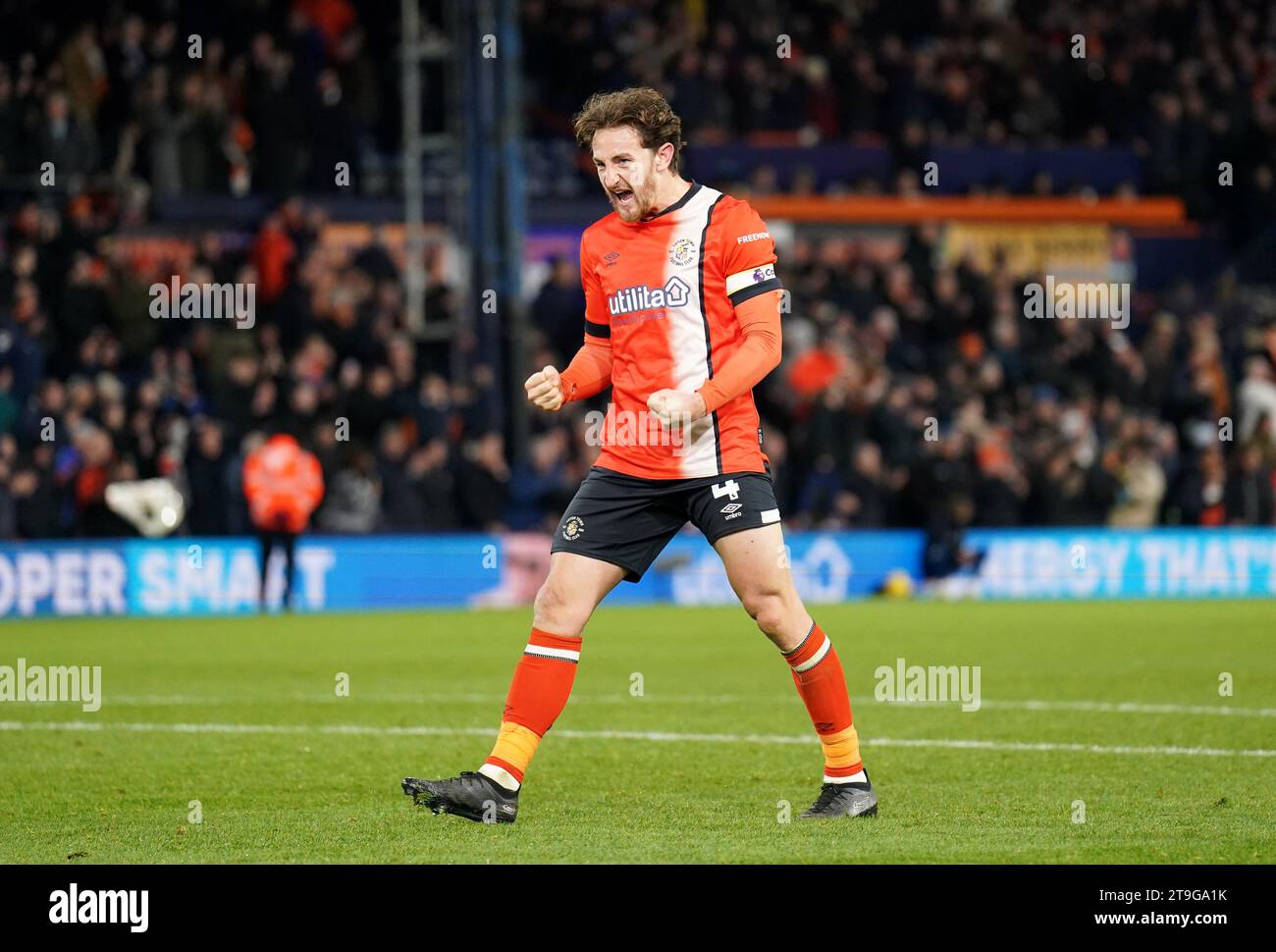 Tom Lockyer de Luton Town célèbre la victoire après le match de Premier ...