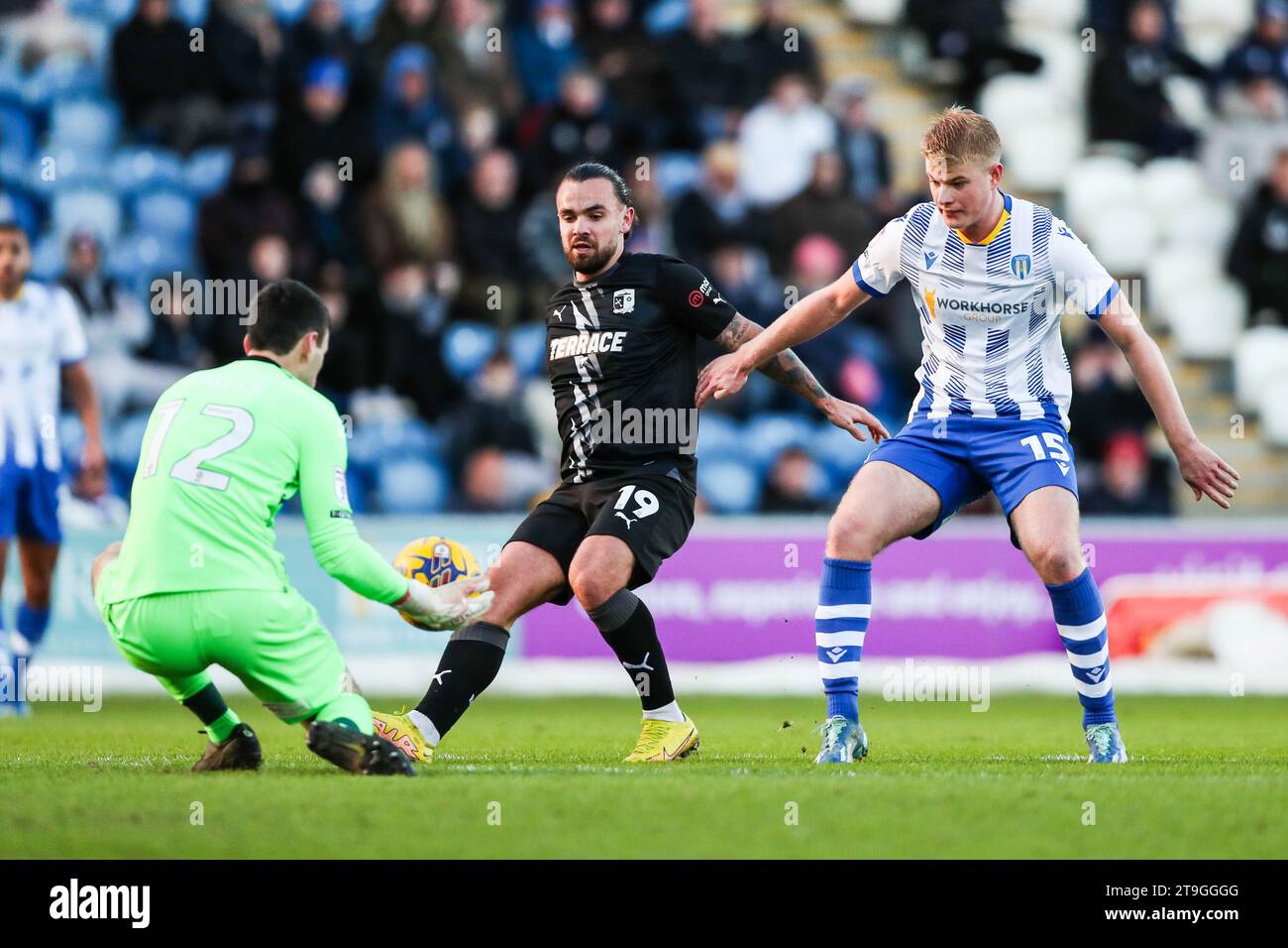 Dom Telford de Barrow affronte Tom Smith (à gauche) et Zach Mitchell ...