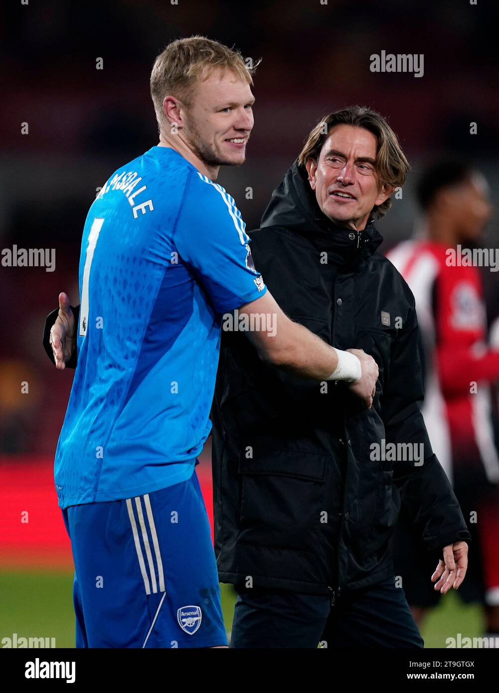 Le gardien de but de l'arsenal Aaron Ramsdale avec l'entraîneur de ...