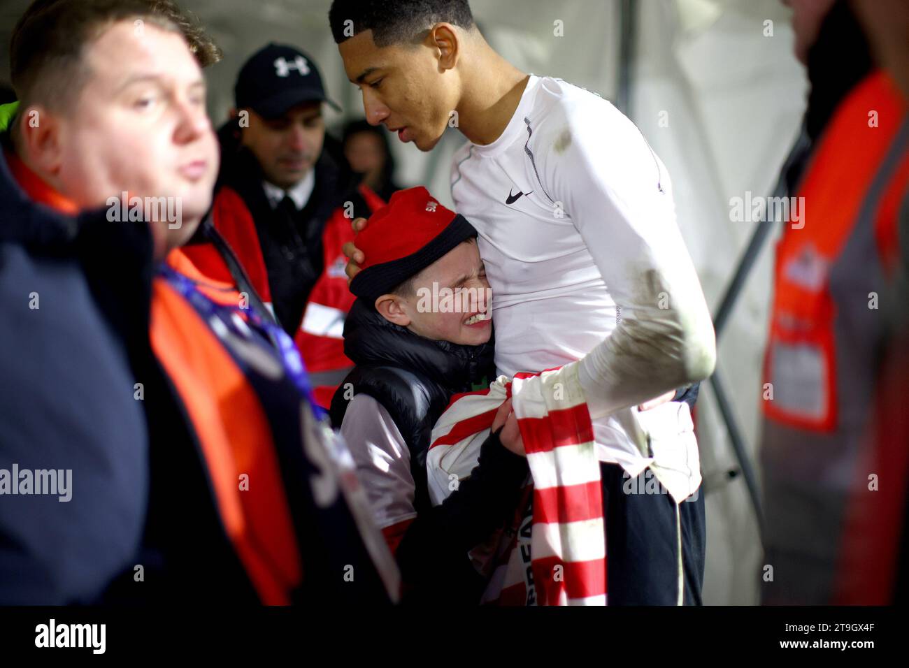 PLYMOUTH, ANGLETERRE - 25 NOVEMBRE : Charlie Clark, 12 ans, pleure en ...