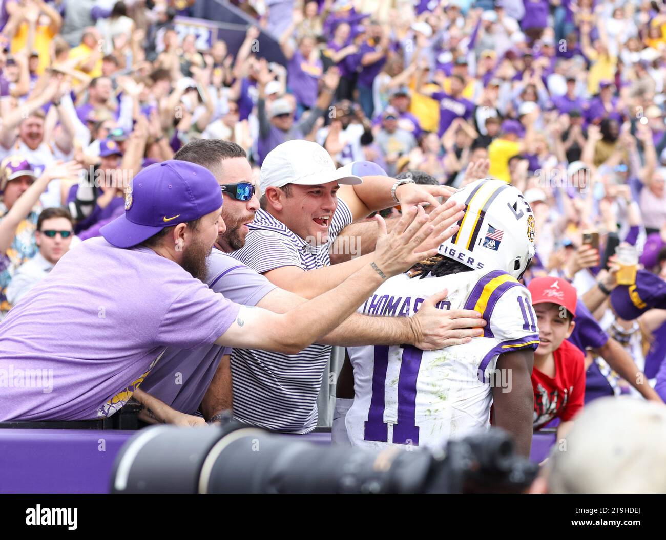25 novembre 2023 : les fans de LSU célèbrent avec le receveur Brian ...