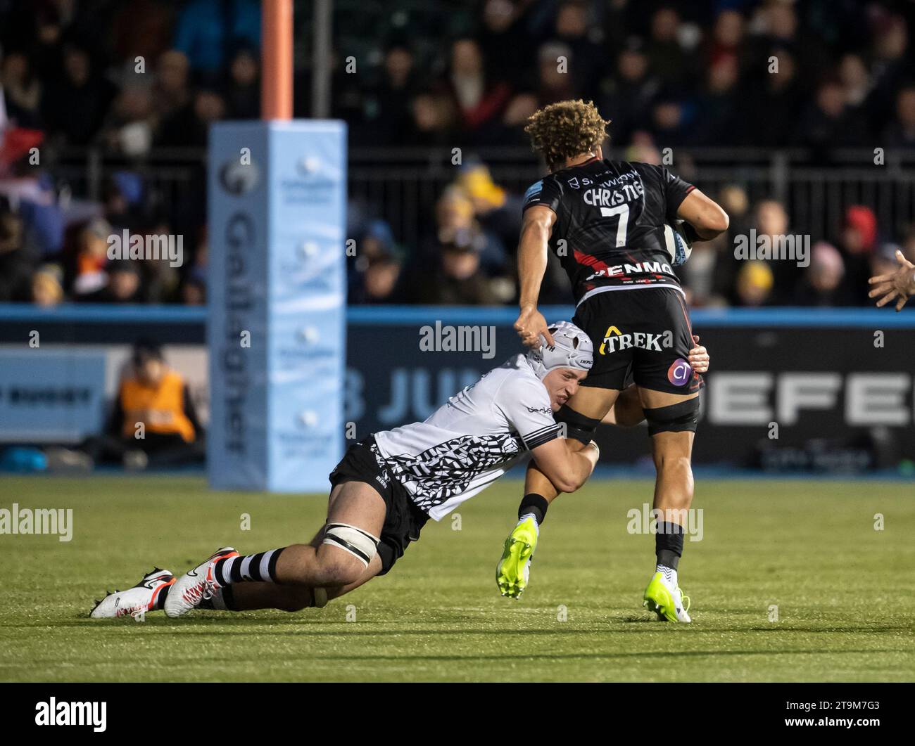 Bristol Bears Fitz Harding (C) affronte les Saracens Andy Christie lors ...