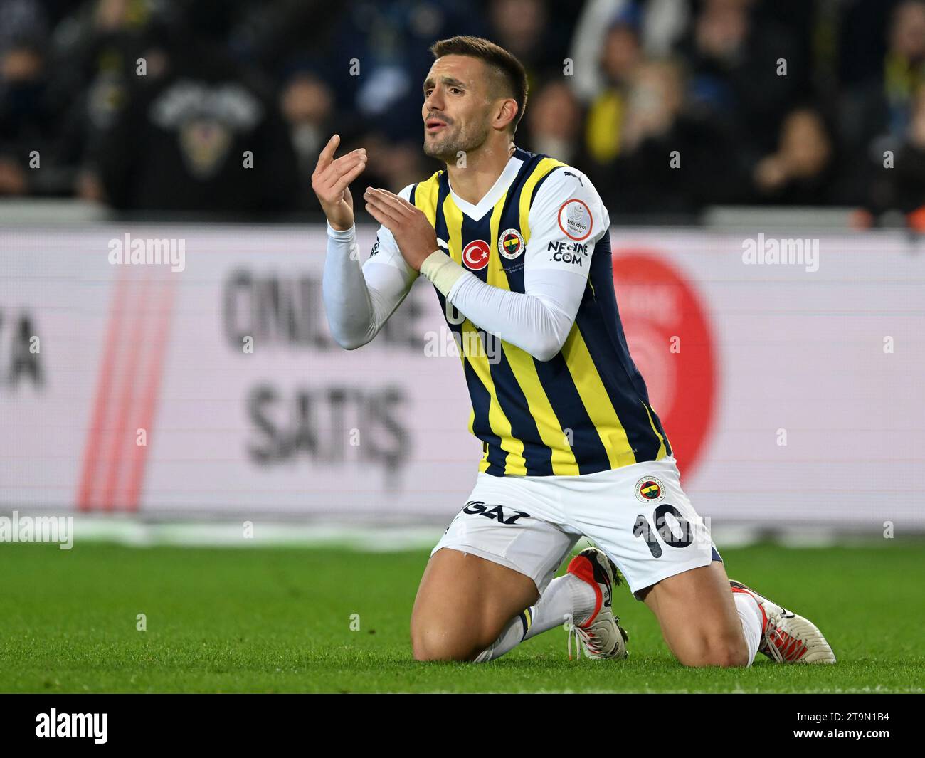 ISTANBUL - Dusan Tadic de Fenerbahce SK lors du match turc de Superlig ...