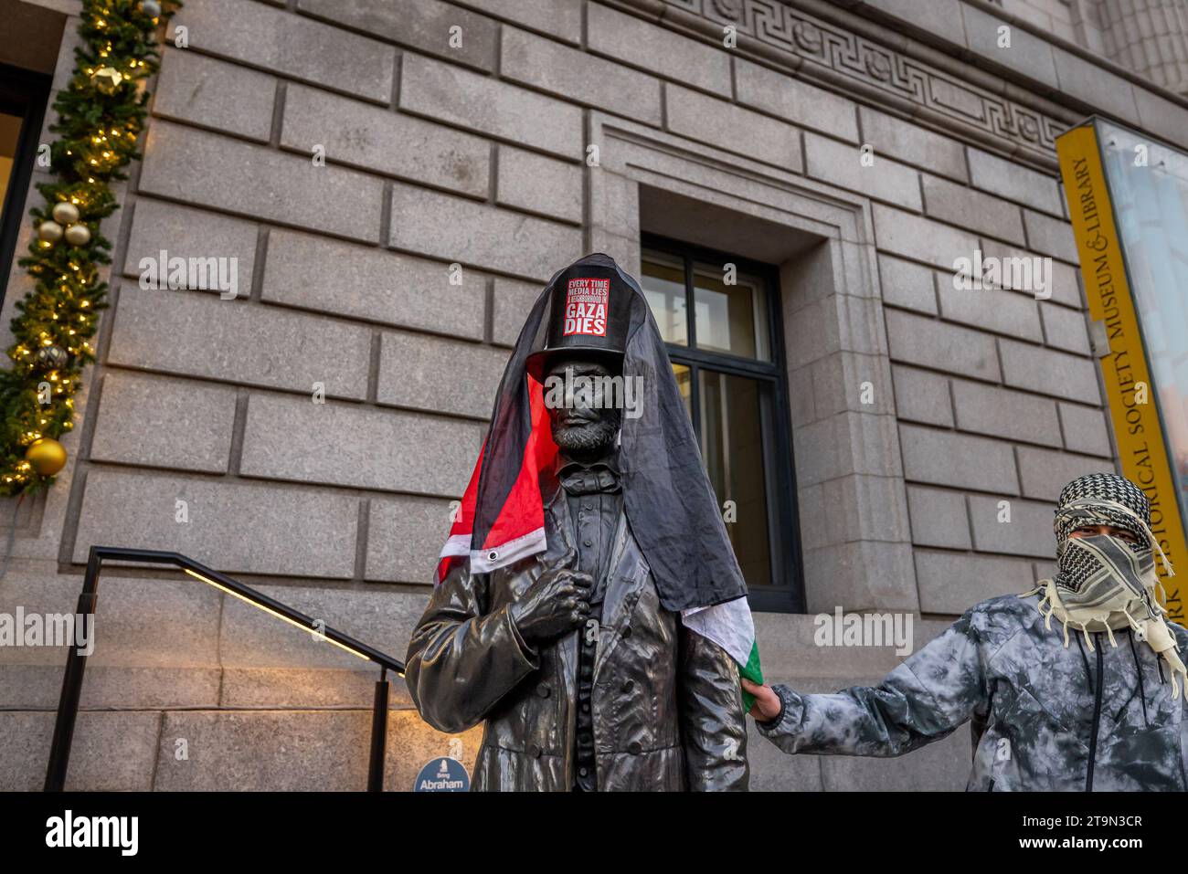NEW YORK, NEW YORK - NOVEMBRE 25 : des manifestants pro-palestiniens ...