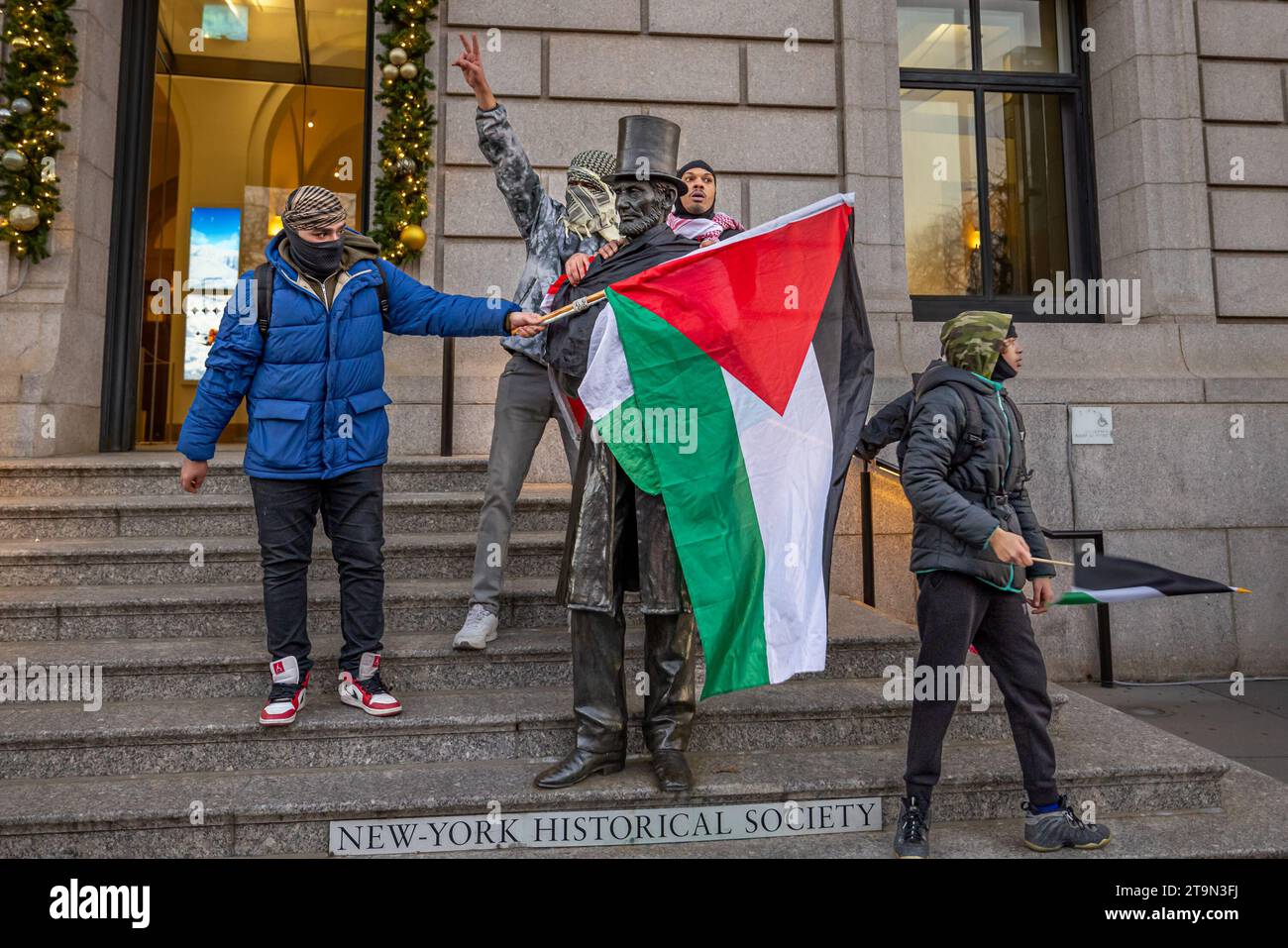NEW YORK, NEW YORK - NOVEMBRE 25 : des manifestants pro-palestiniens ...