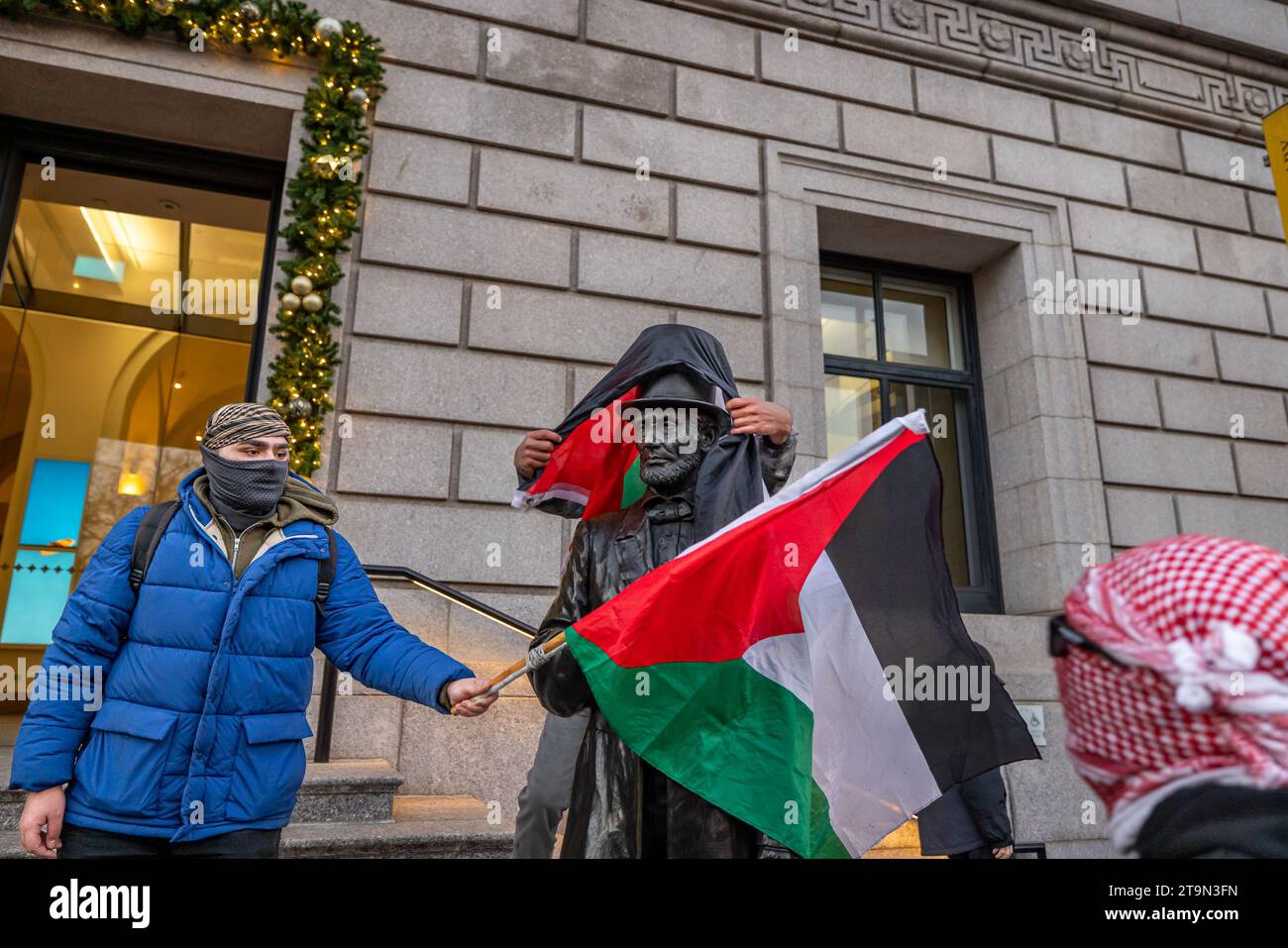 NEW YORK, NEW YORK - NOVEMBRE 25 : des manifestants pro-palestiniens ...