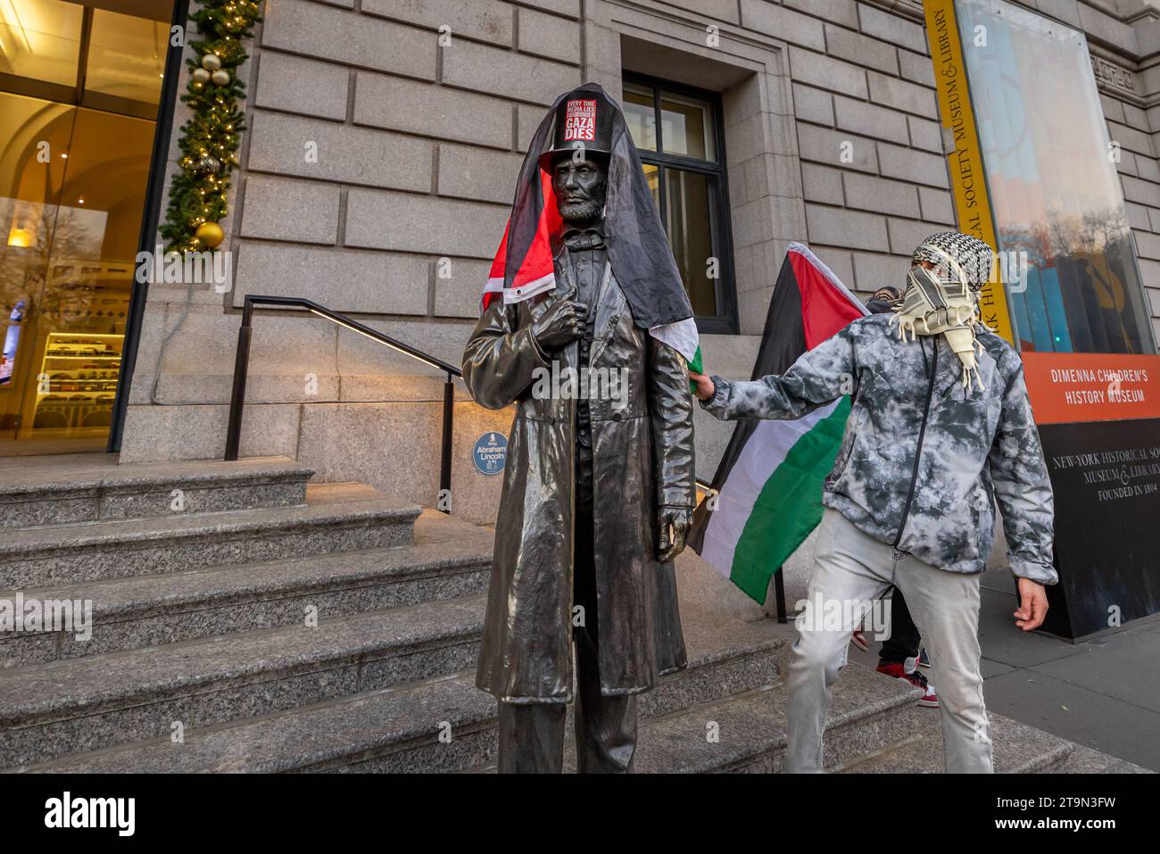 NEW YORK, NEW YORK - NOVEMBRE 25 : des manifestants pro-palestiniens ...