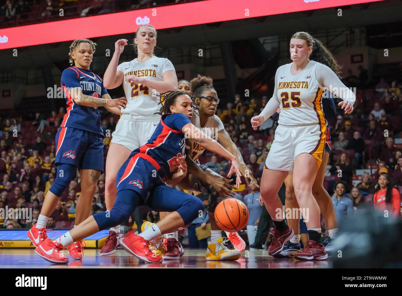 Minneapolis, Minnesota, États-Unis. 26 novembre 2023. L’attaquant des ...