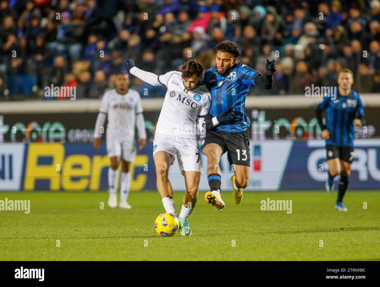 Khvicha Kvaratskhelia de Sac Napoli (à gauche) et Ederson d'Atalanta BC (à droite) vus en action ...