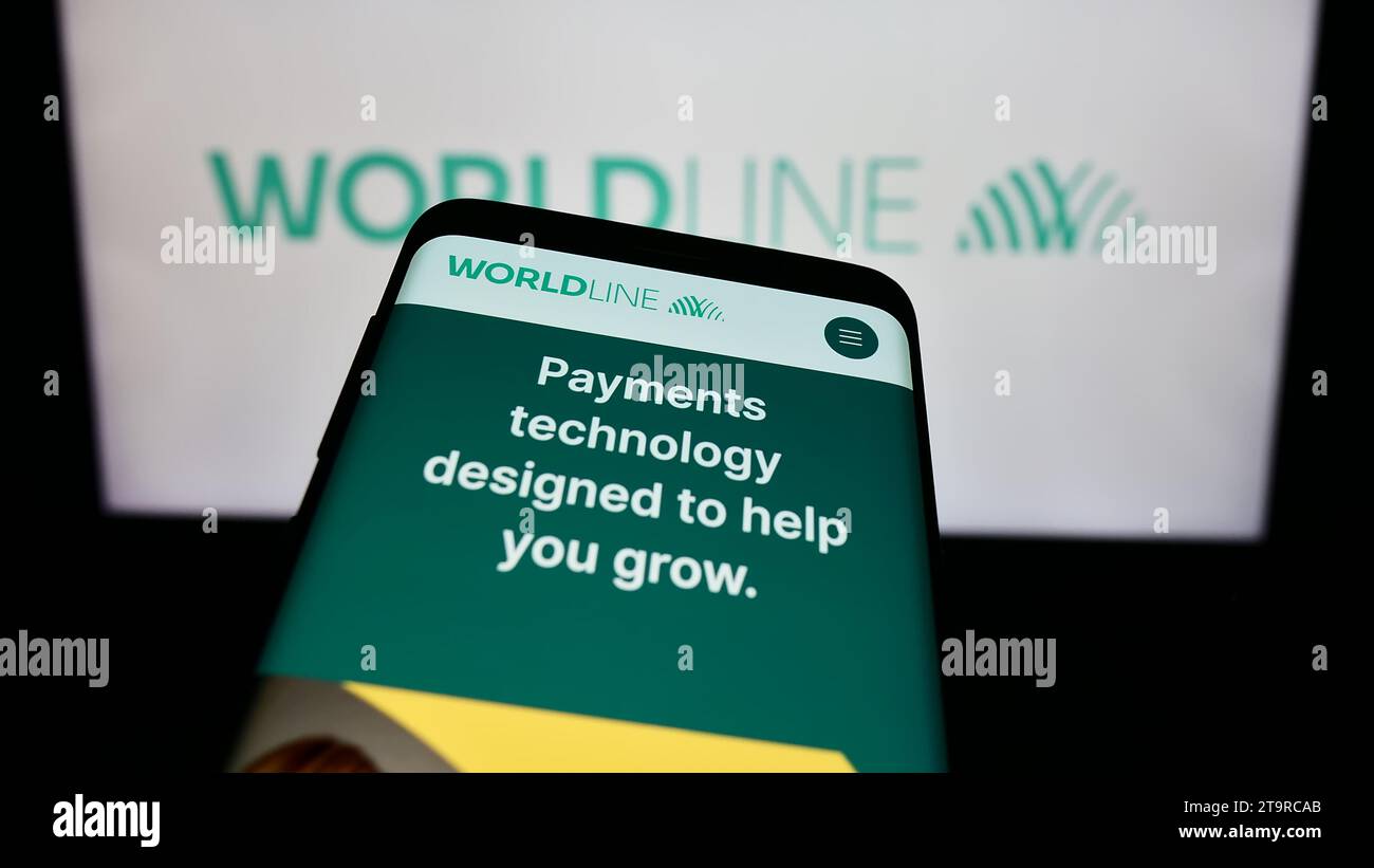 Smartphone avec le site Web de la société française de services de ...