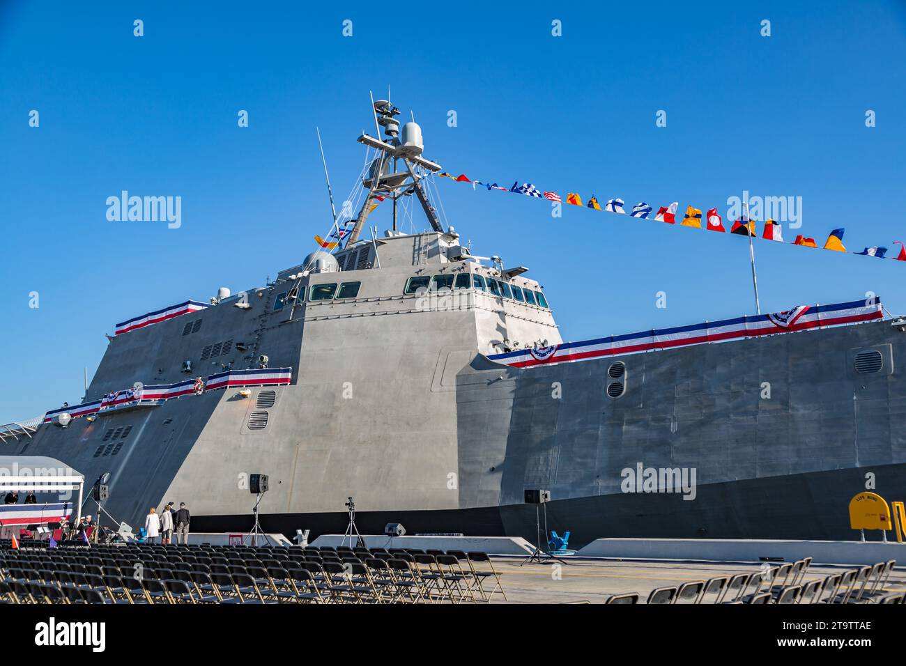 Des drapeaux flottent du pont du navire de guerre USS Jackson de classe LCS-6 Independence lors ...
