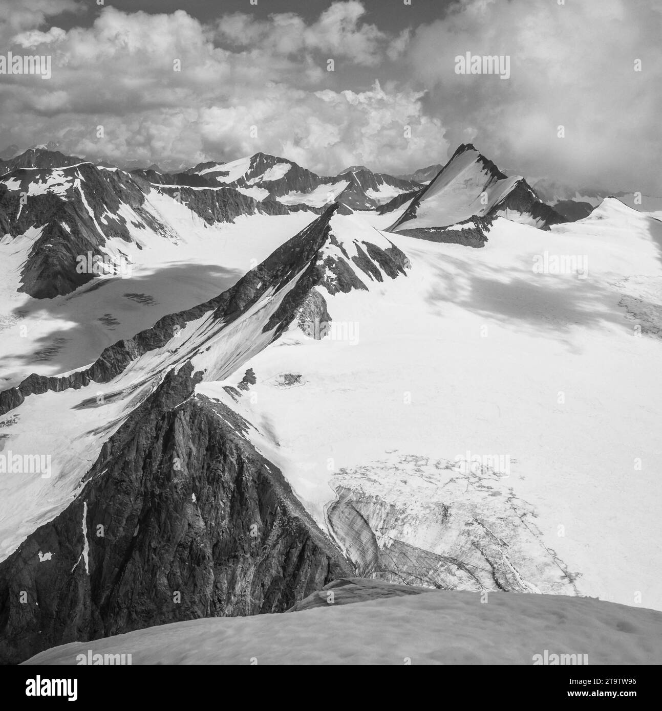 L'image est de Fineil Spitze dans les Alpes Oetztal du Tyrol autrichien ...