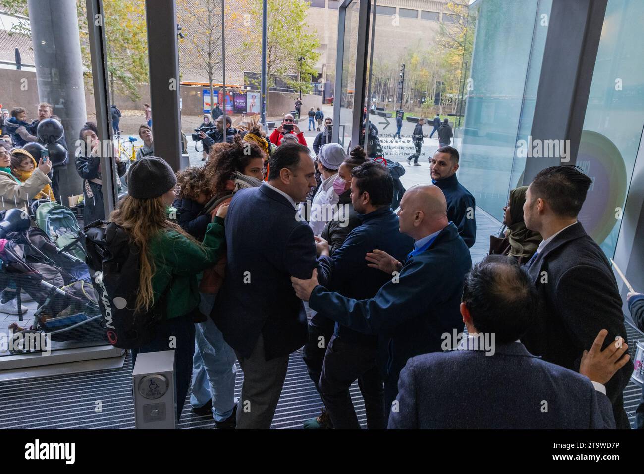 Londres, Royaume-Uni. 24 novembre 2023. Les gardes de sécurité tentent ...
