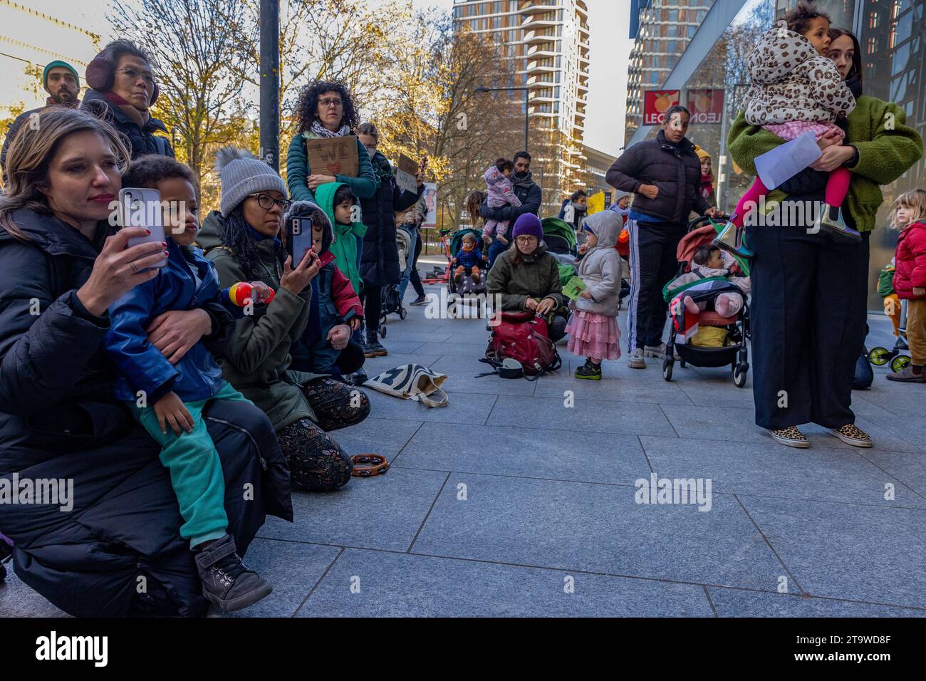 Londres, Royaume-Uni. 24 novembre 2023. Les parents et les tout-petits ...