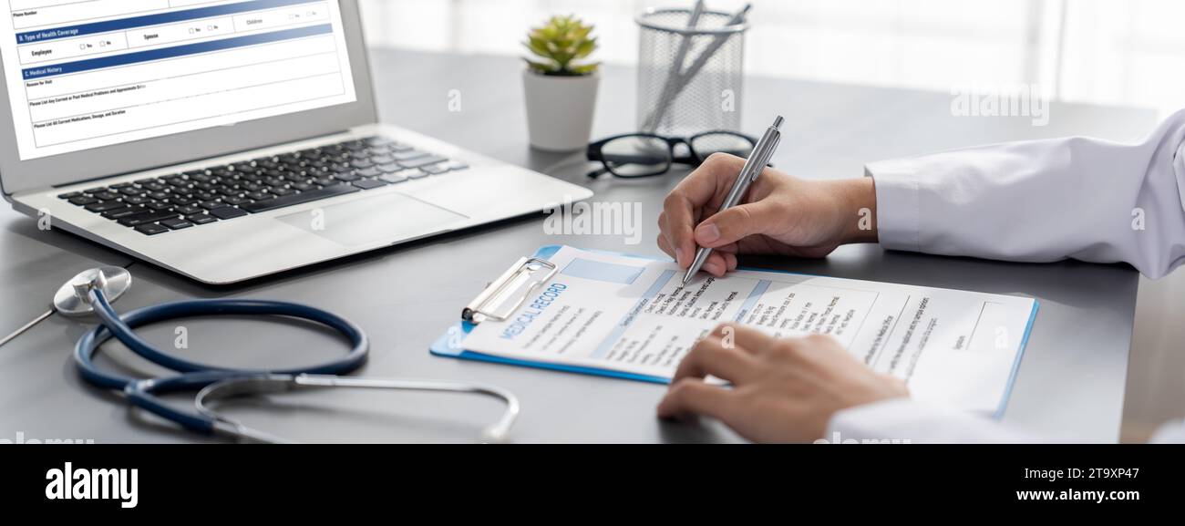 Médecin examiner attentivement le rapport médical détaillé sur l ...