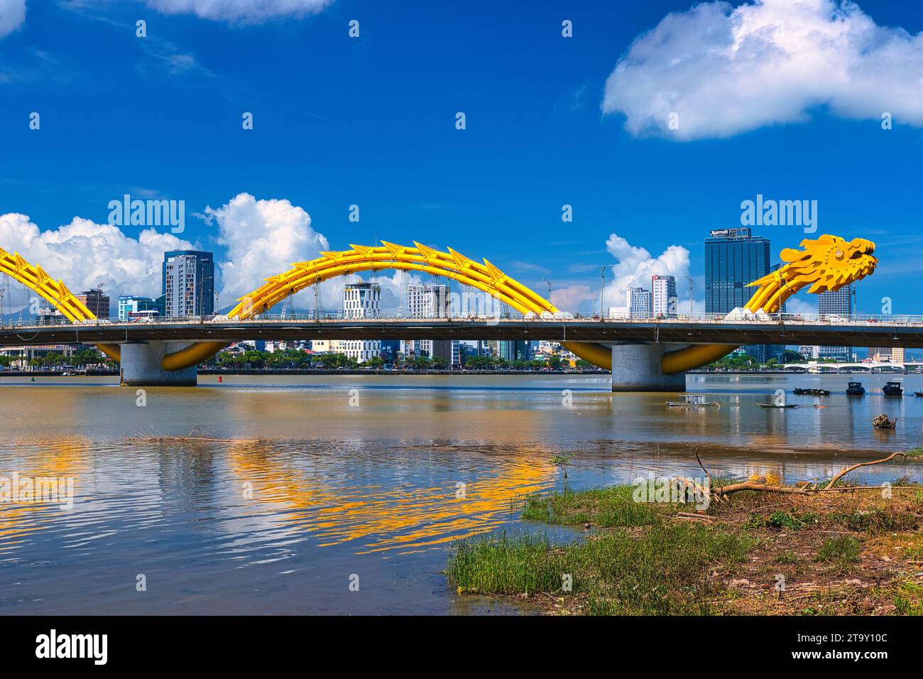 Da Nang ville, Vietnam ,11 novembre 2023 : le dragon faisant feu sur le ...