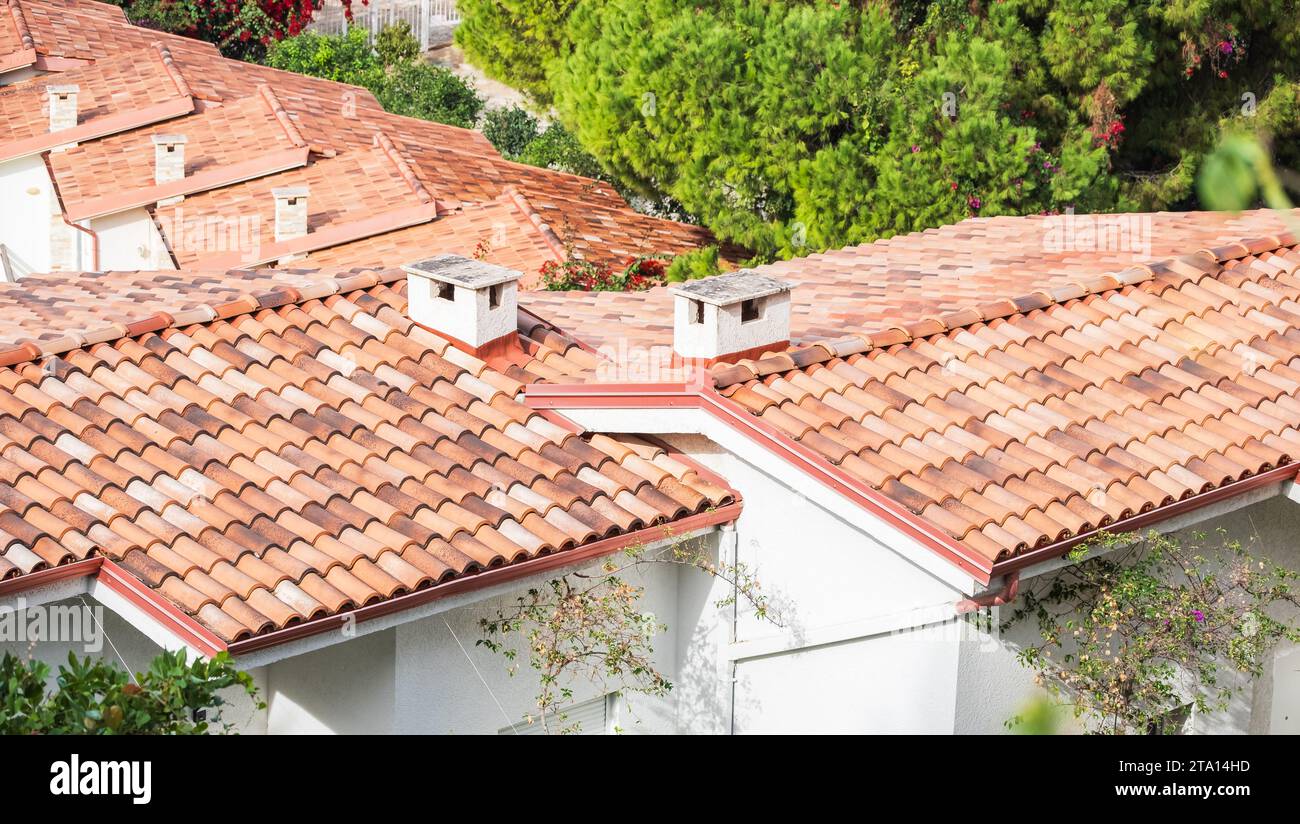 Tuiles espagnoles pour toit. Tuiles rouges sur les maisons comme image ...
