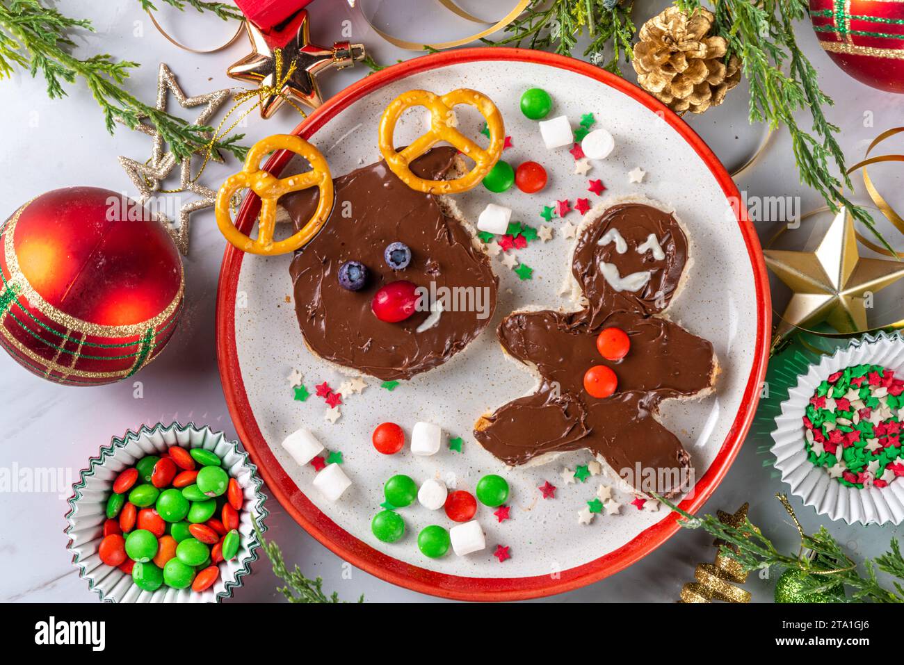 Symboles de Noël drôles toast avec pâte de chocolat, bonbons de Noël et ...