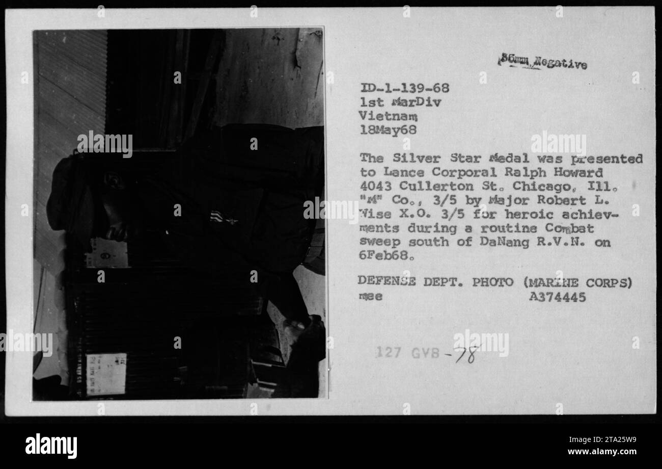 Le caporal Ralph Howard de Chicago, Illinois reçoit la médaille Silver ...