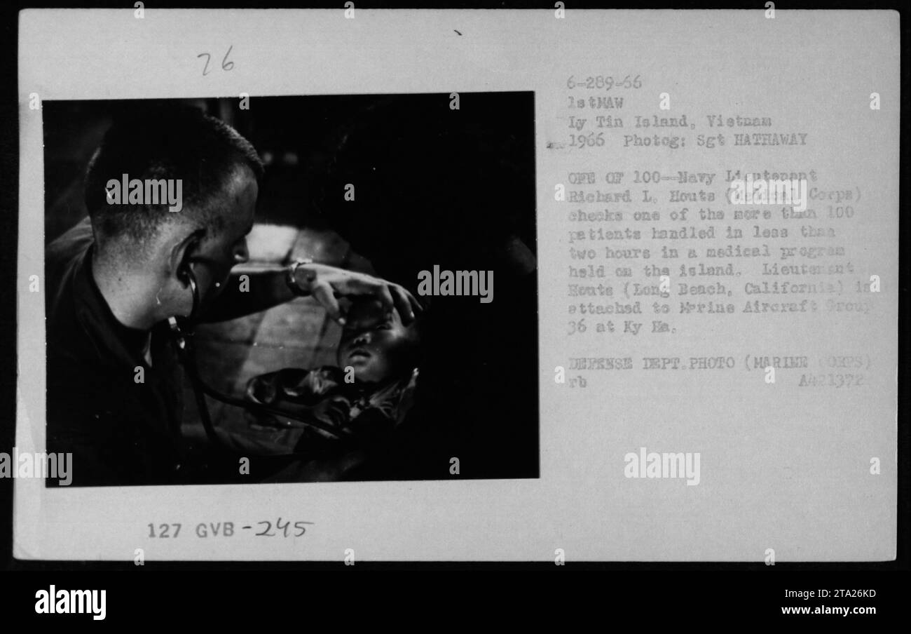 Le lieutenant de marine Richard L. Houts, officier du corps médical ...