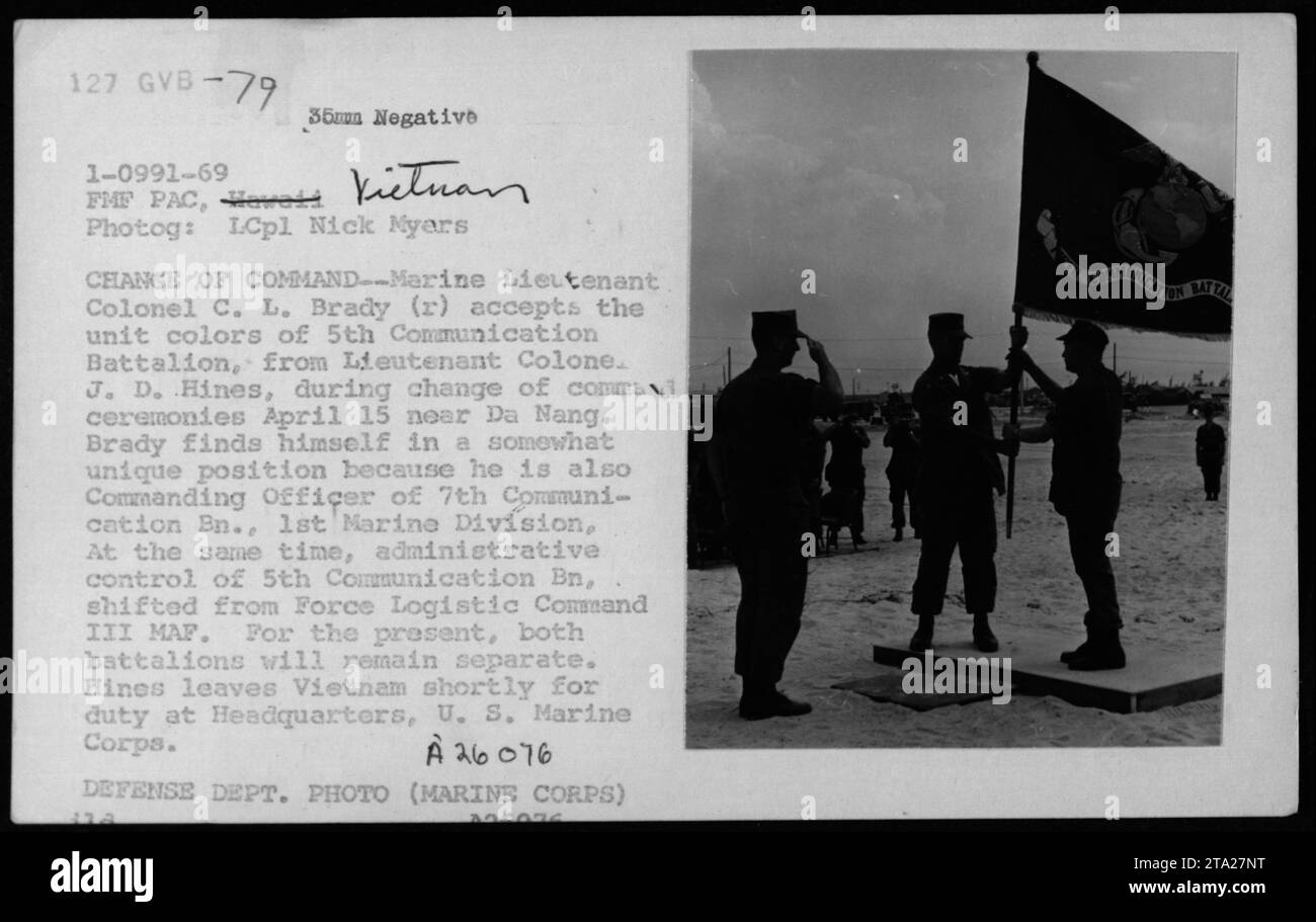 Le lieutenant-colonel C.M. Brady accepte les couleurs de l'unité du 5e ...