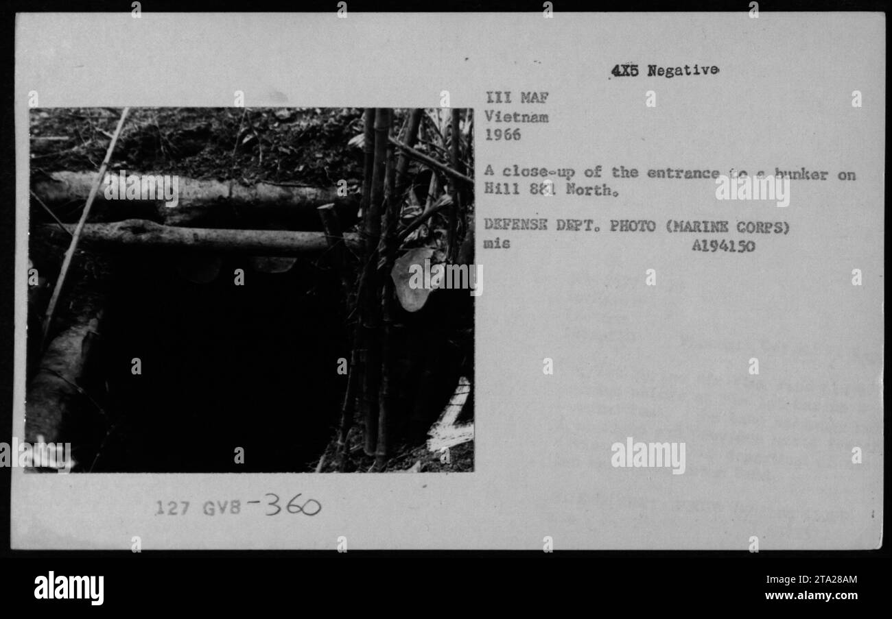 Entrée d'un bunker sur la colline 881 Nord, Vietnam pendant la guerre ...