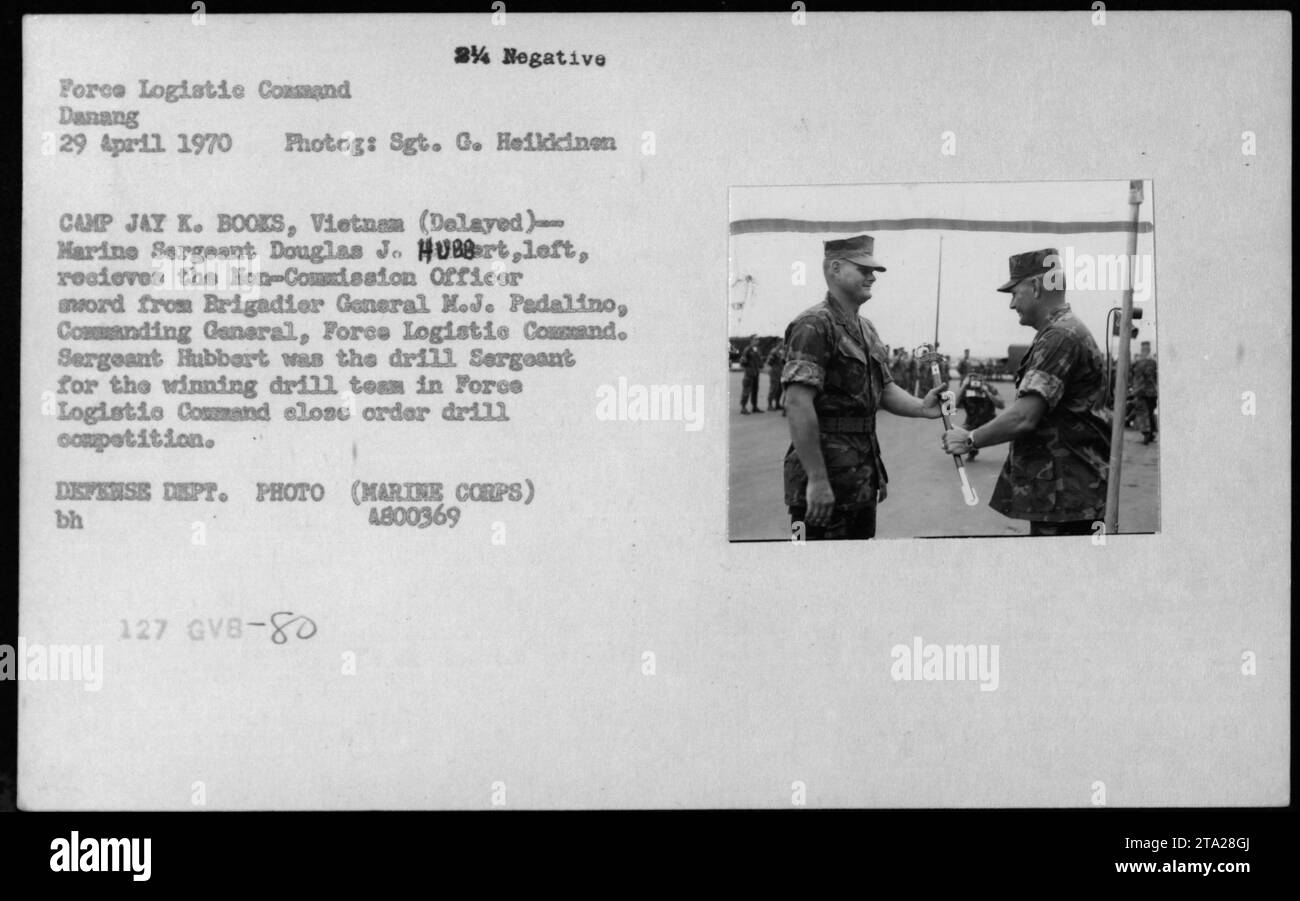 Le sergent de marine Douglas J. Hubbart reçoit le prix d'officier de ...