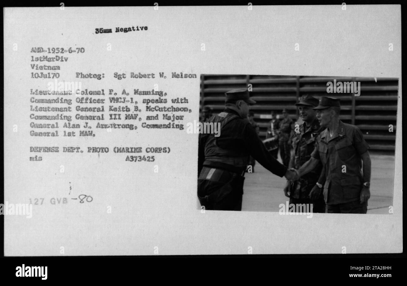 Le Lieutenant-colonel P. A. Manning, commandant VMC3-1, parle avec le ...