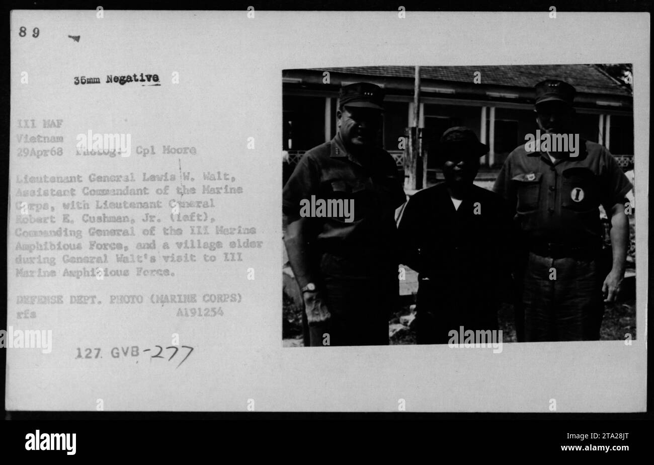 Le lieutenant-général Lewis W. Walt, commandant adjoint du corps des ...