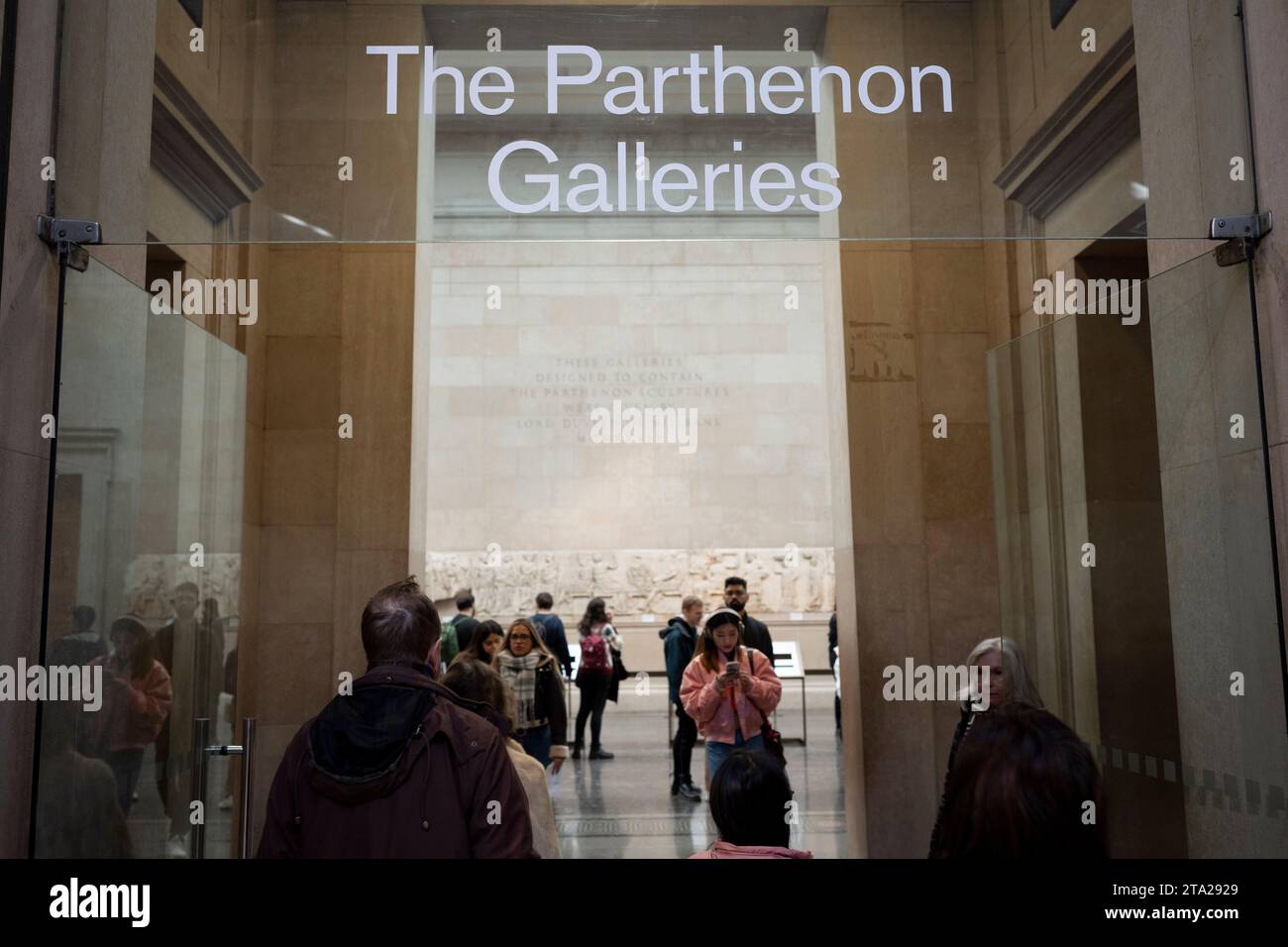 L'entrée des galeries du Parthénon au British Museum de Londres où les ...