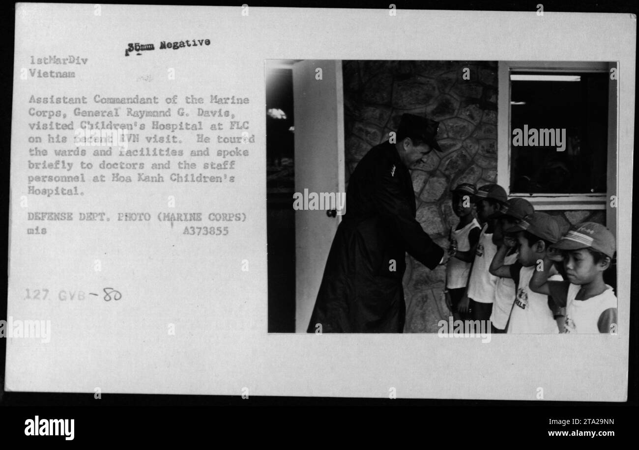 Le général Raymond G. Davis, commandant adjoint du corps des Marines ...