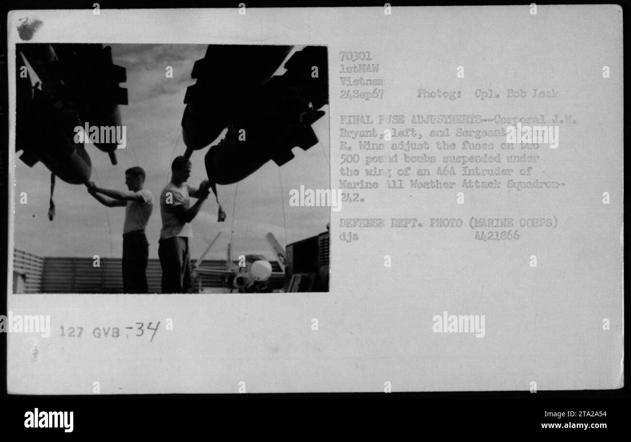 Le caporal J.M. Bryant et le sergent Roger B. Winn sont vus en train de ...