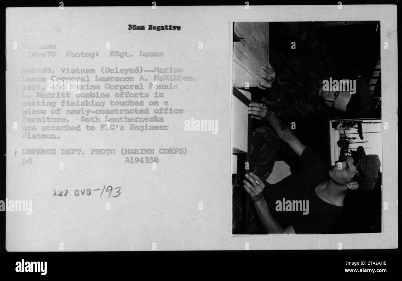 Le caporal-lance Lawrence McKibben et le caporal Ronnie Merritt ...