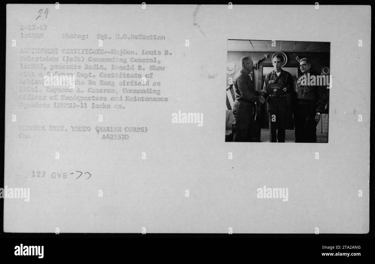 Le major-général Louis B. Robertshaw (à gauche) remet au sous ...