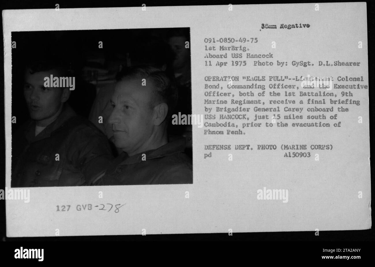 Le lieutenant-colonel Bond, commandant, et l'officier exécutif du 1e ...