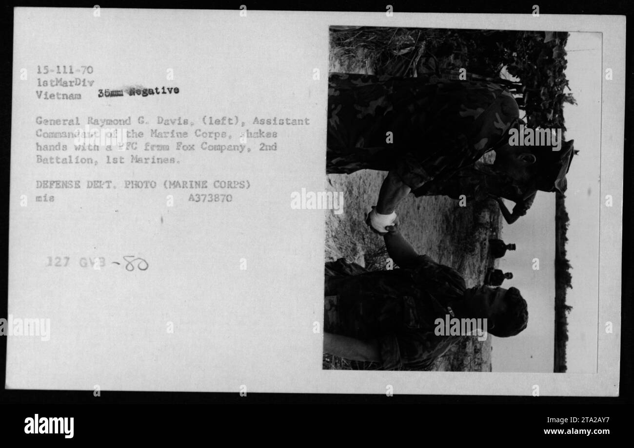 Le général Raymond G. Davis, commandant adjoint du corps des Marines ...